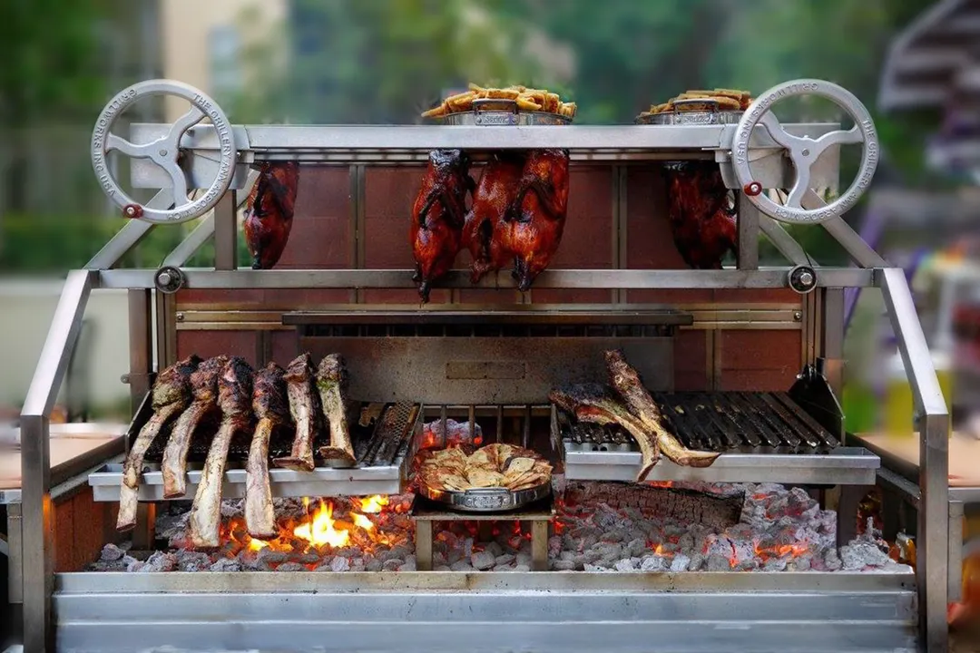 Grillworks GWI42 55" Freestanding Wood Fired & Charcoal Parrilla Grill ...